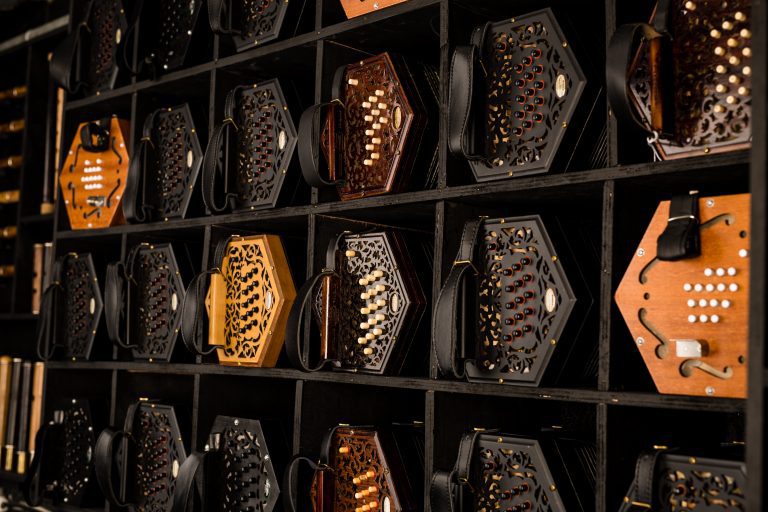 Concertina FAQ - The Difference Between The English, Duet And Anglo ...